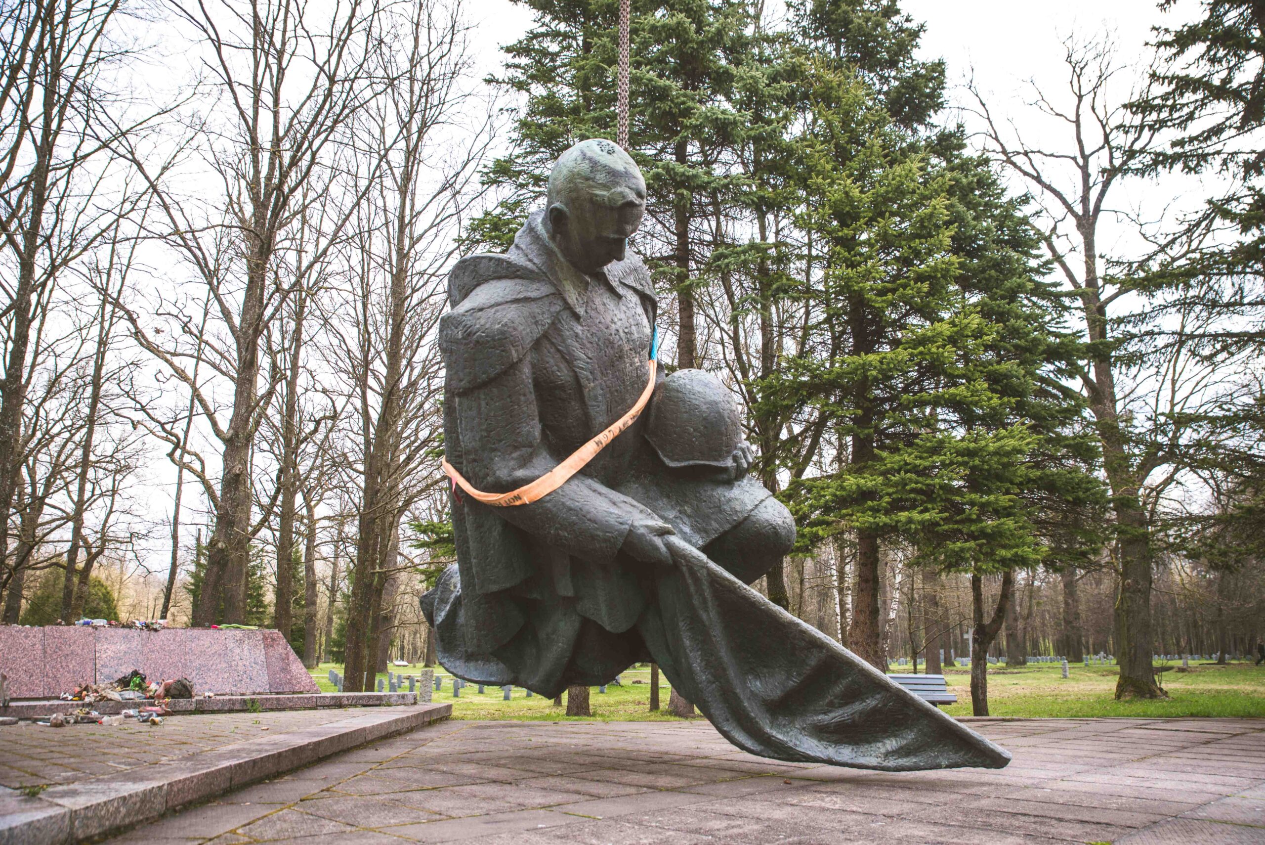 Kauno miesto savivaldybė Sovietmetį menanti „Kario“ skulptūra iškelta ...